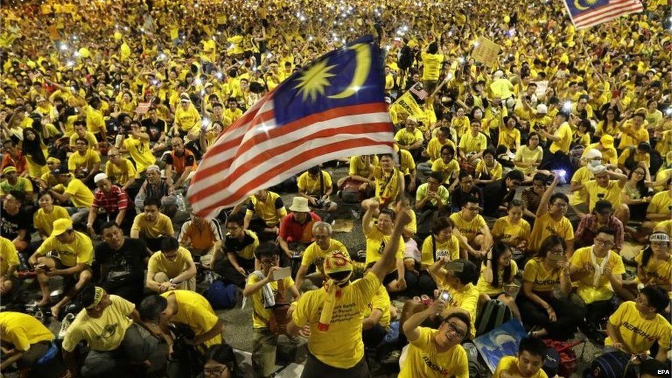 Malaysia protest: PM Najib Razak calls for unity - BBC News