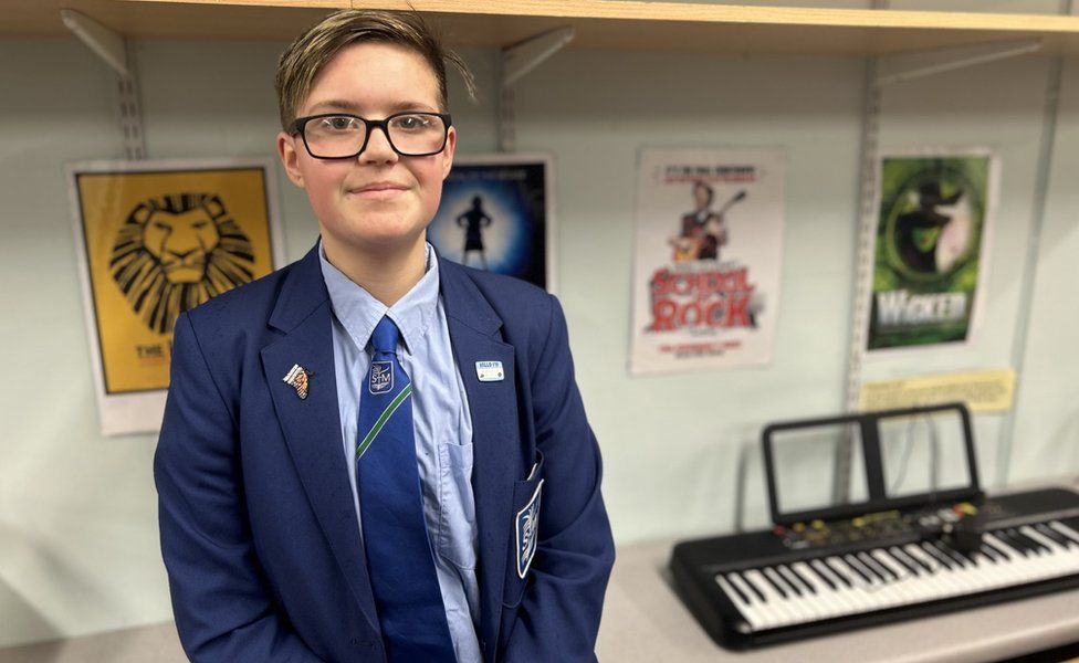 Crewe school 'dreams big' after releasing Christmas single - BBC News