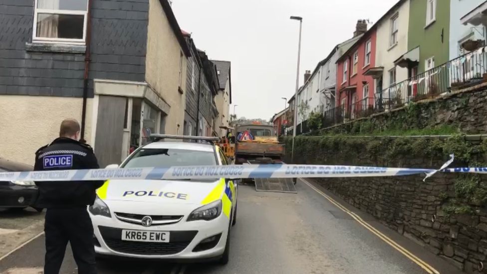 'Underground explosions' in Kingsbridge as homes evacuated - BBC News