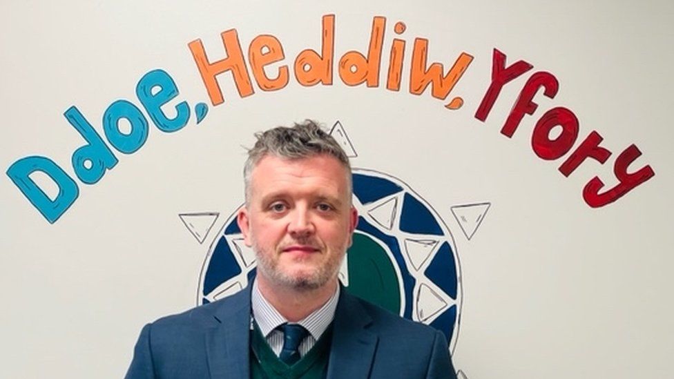 Covid: Teachers lonely amid end-of-term Omicron concern - BBC News