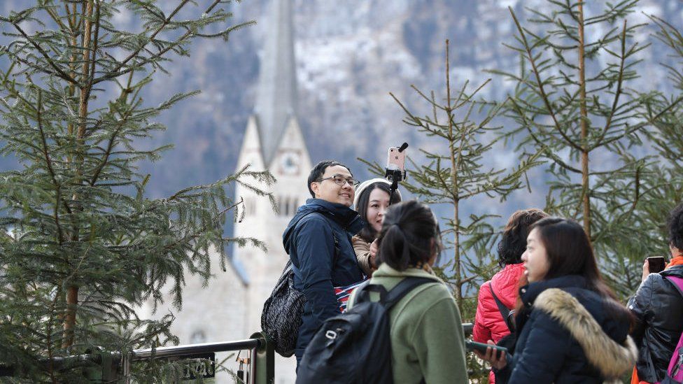 Hallstatt: Town in Austria puts up fence to stop selfies - BBC Newsround