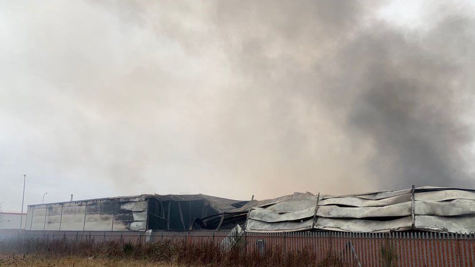 Warehouses could collapse after Wednesfield fire - BBC News