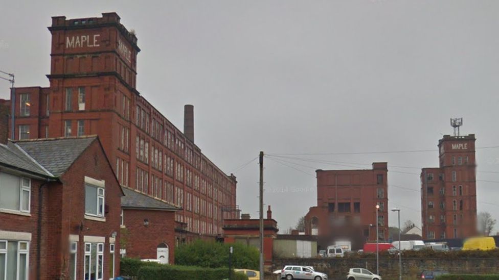 Demolition begins at fire-hit Oldham mill - BBC News