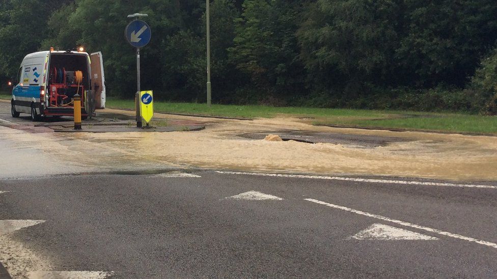 New Forest water pipe collapse closes Ashurst A35 - BBC News