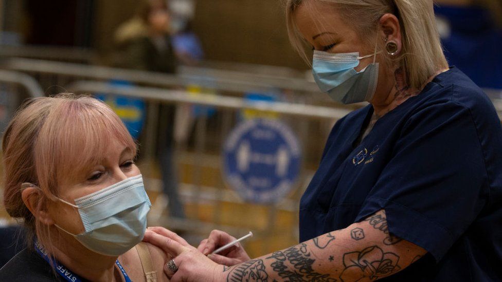 Covid vaccines: Probe as hundreds fail to attend appointments - BBC News