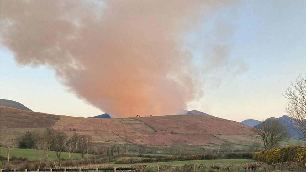 Mourne mountains: Firefighters tackle fire near Spelga Dam - BBC News