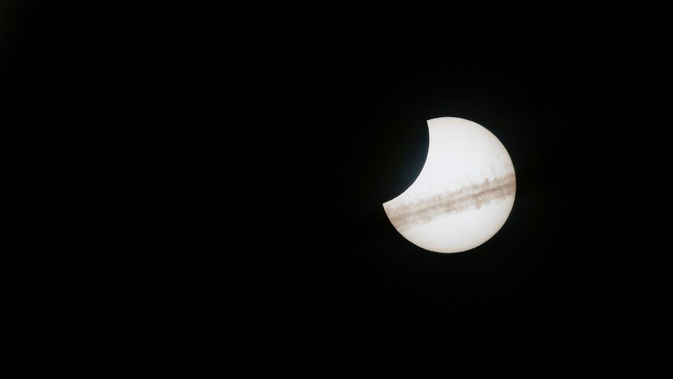 Yorkshire: Sky-watchers capture partial solar eclipse on camera - BBC News