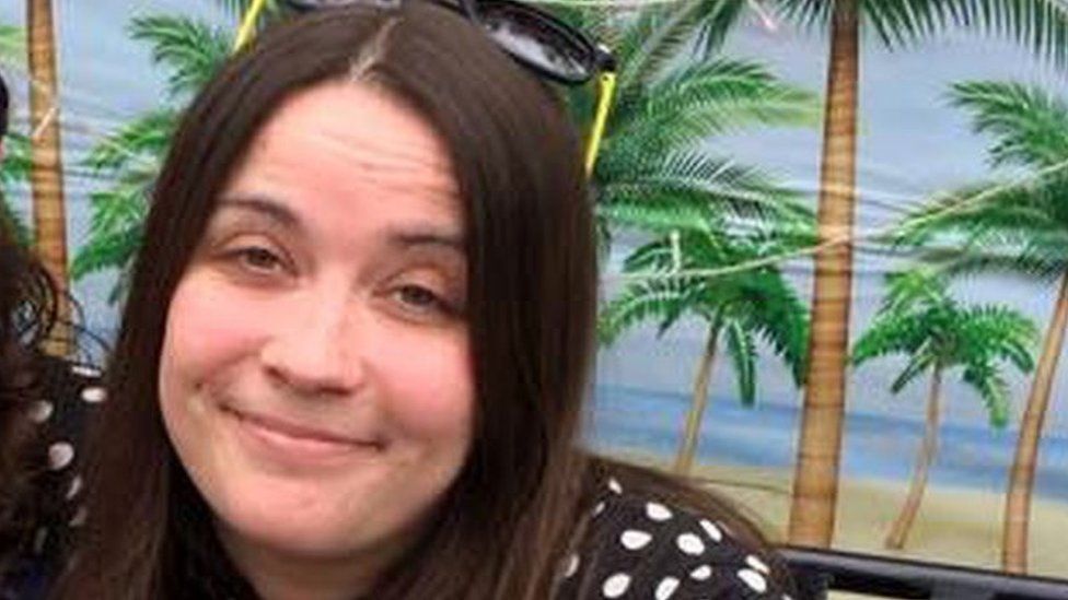 Kerry Reeves death: Two men arrested on suspicion of murder - BBC News