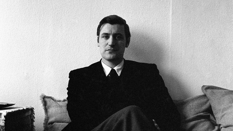 Poet Sarah Howe wins TS Eliot prize - BBC News