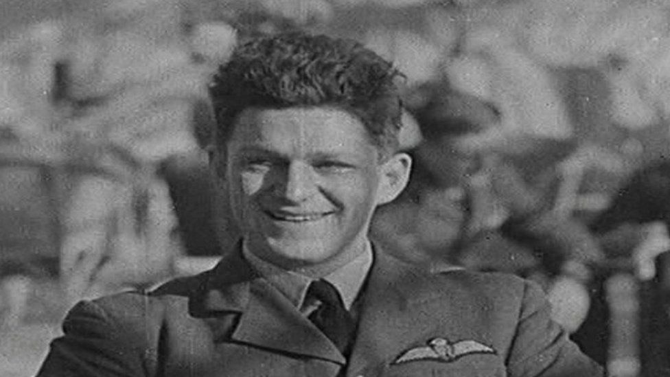 Southampton plaque honours Battle of Britain hero - BBC News