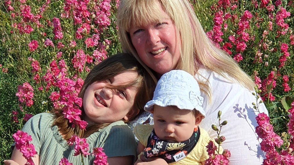 Covid: Worcester sisters' 'incredible bond' after lockdown year - BBC News