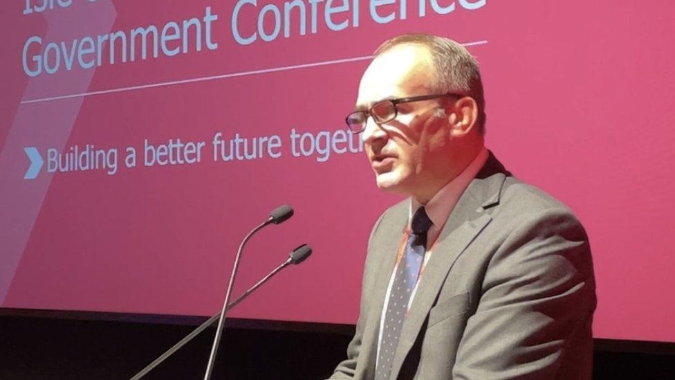 Economic plan to create jobs on Isle of Man approved - BBC News