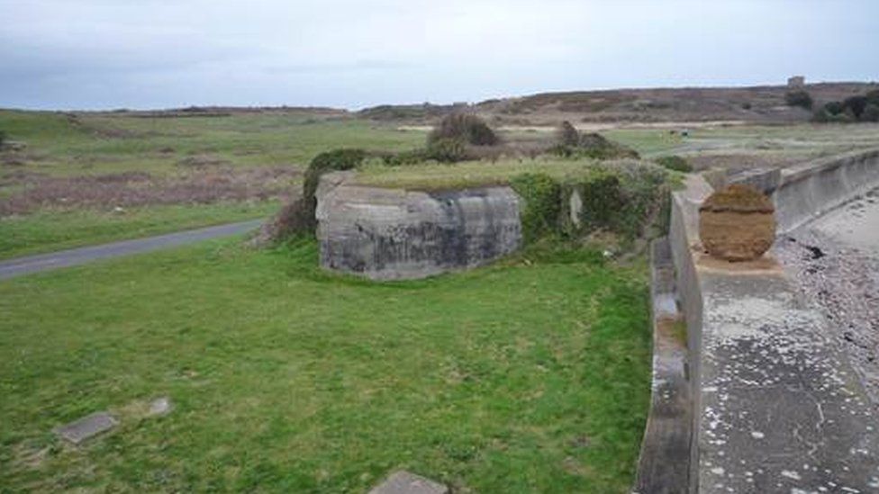 'Unique' Jewish cemetery restored in Penzance - BBC News