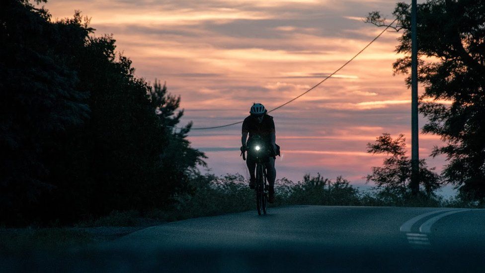Round the world cyclist Jenny Graham reaches Mongolia - BBC News