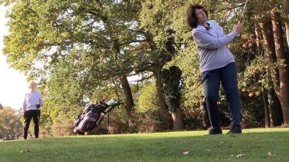 'Bit of luck' gets Worcestershire man hole-in-one at 92 - BBC News