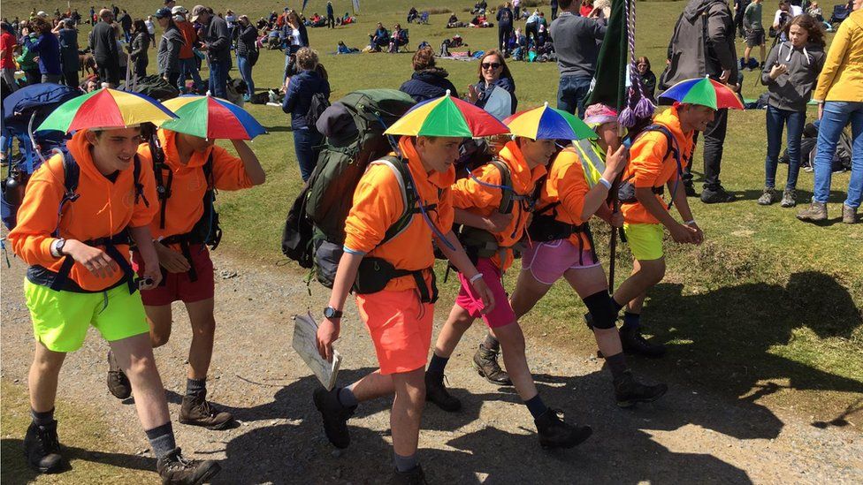 Ten Tors challenge ends in Dartmoor sunshine - BBC News