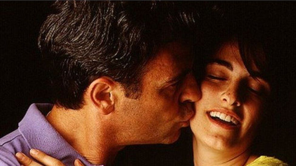 Study launched into 'the importance of kissing' - BBC News