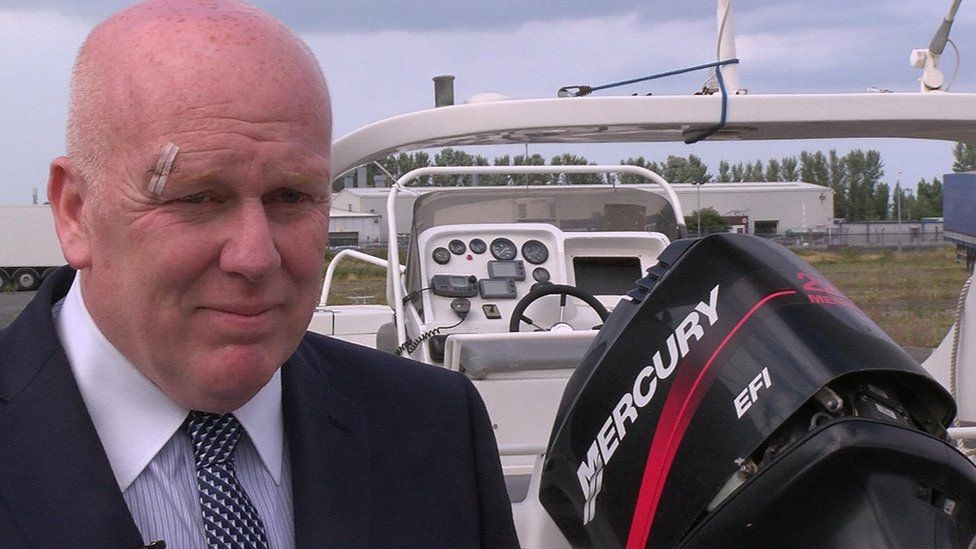 'Massive network' of European gangs smuggling migrants - BBC News