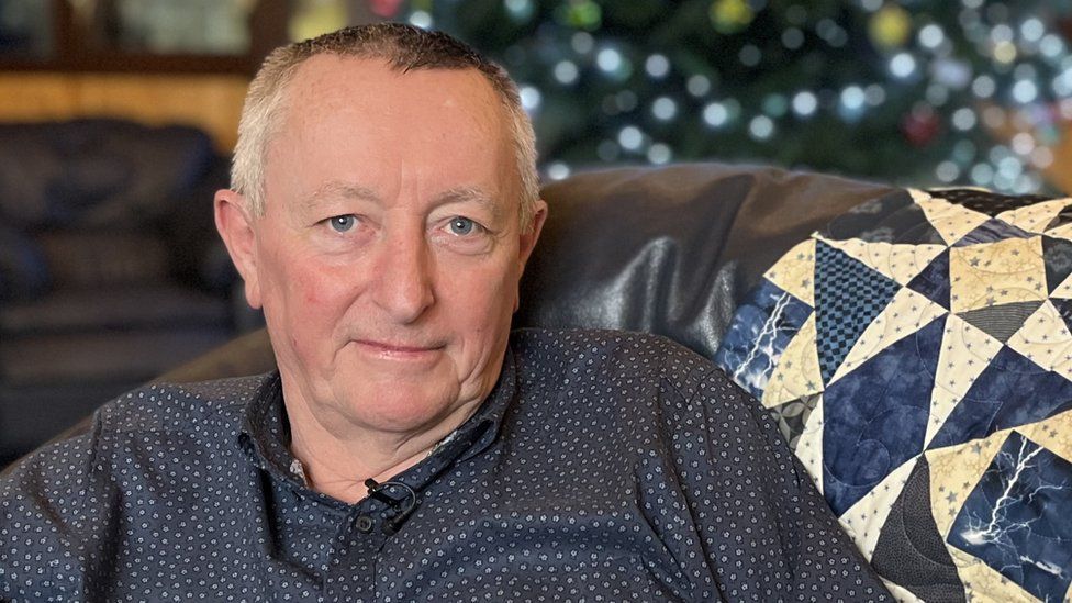 Dyn fu bron â marw yn diolch i'r RNLI am ei achub - BBC Cymru Fyw