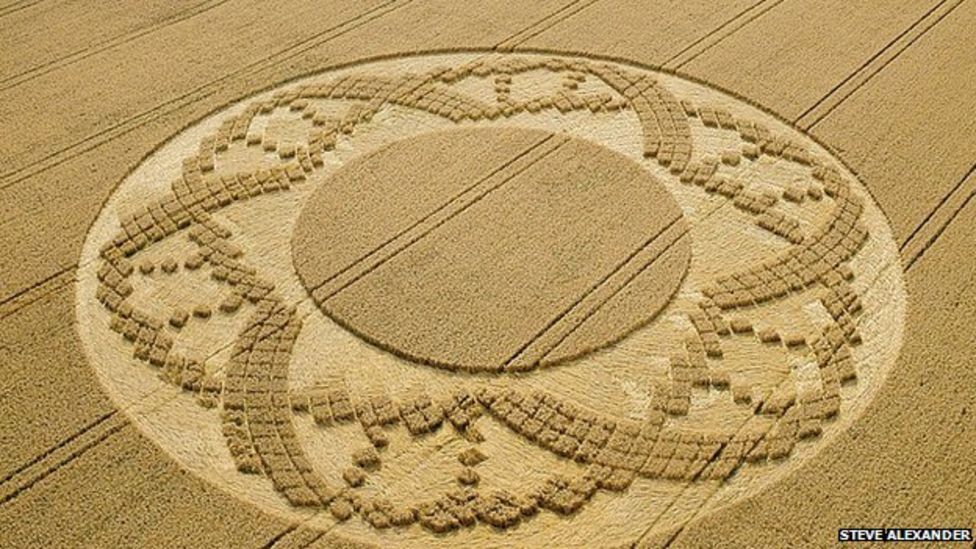 Display marks 25 years of crop circles study - BBC News