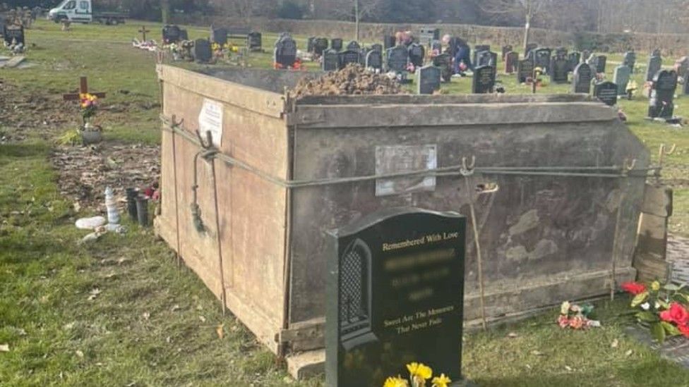 Alfreton woman 'distraught' after skip placed on mum's grave - BBC News