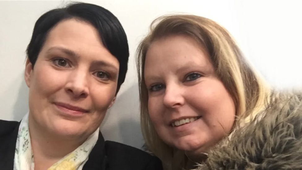 Scunthorpe woman donates kidney after online plea - BBC News