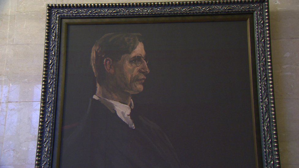 Republican leaders featured in new Stormont exhibition - BBC News