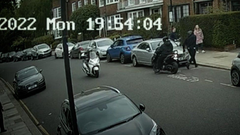 Exposing violent watch thieves and their young female 'spotters' - BBC News