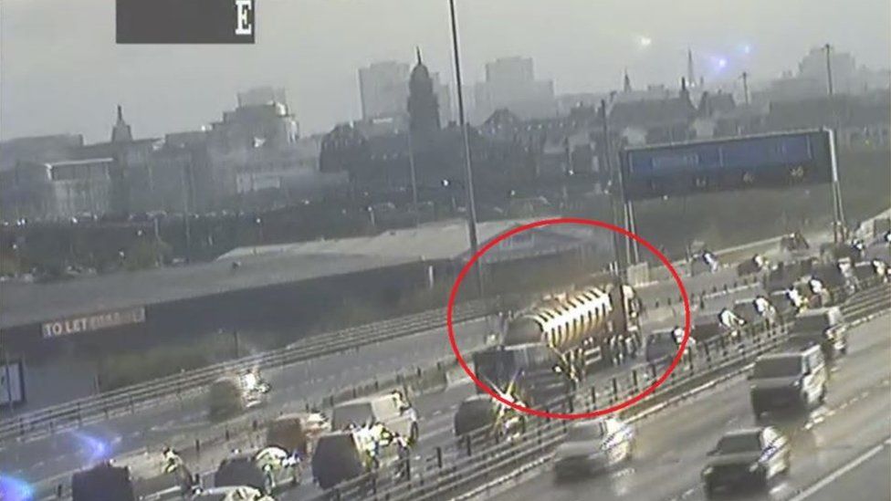 Rush hour chaos after HGV breakdown in Glasgow - BBC News