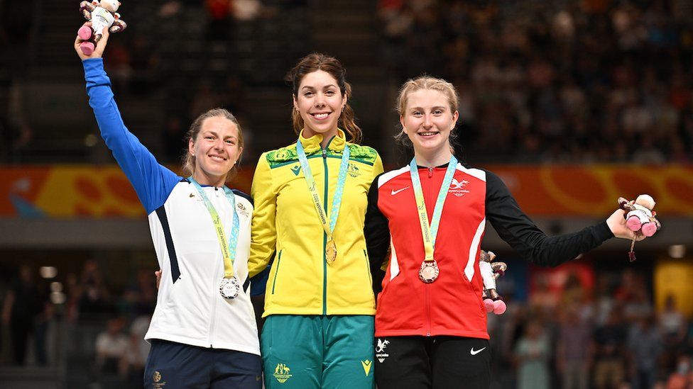 Y seiclwr Eluned King yn anelu am y Tour de France - BBC Cymru Fyw