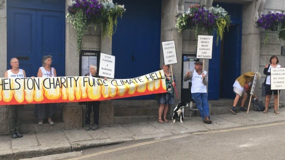 Climate protesters disrupt Helston council meeting - BBC News