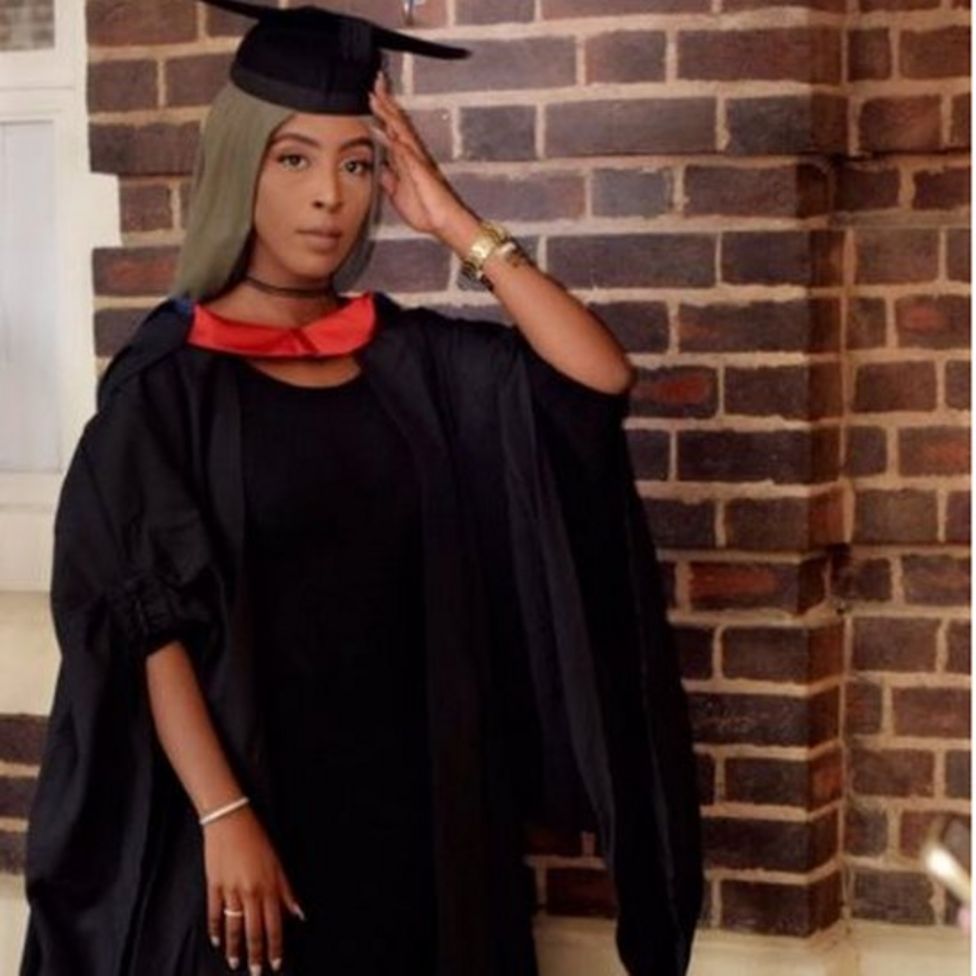 Somali UK graduate shares success with tearful mum - BBC News