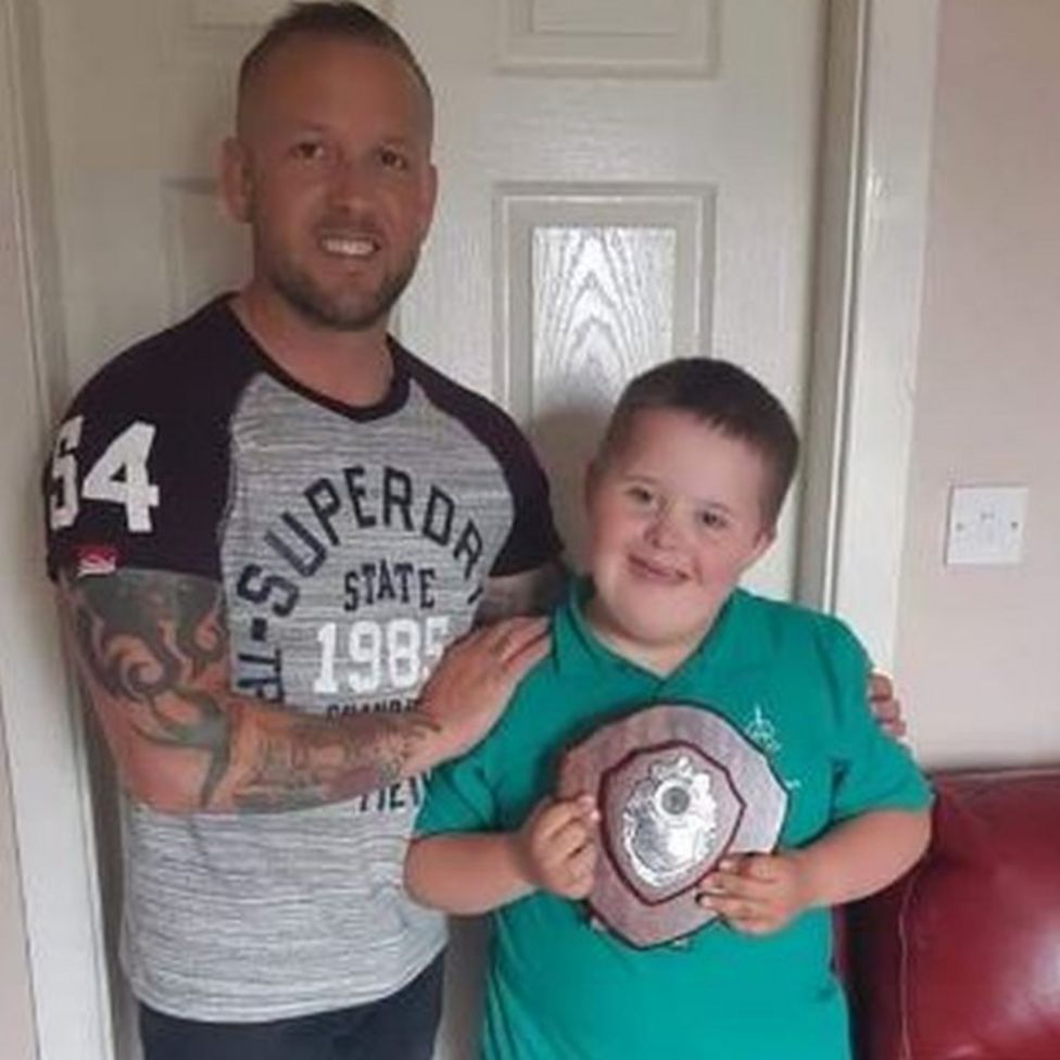 Store praised for helping boy with genetic disorder - BBC News