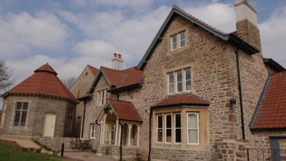 Charlton Farm: Parents determined to 'give back' to hospice - BBC News