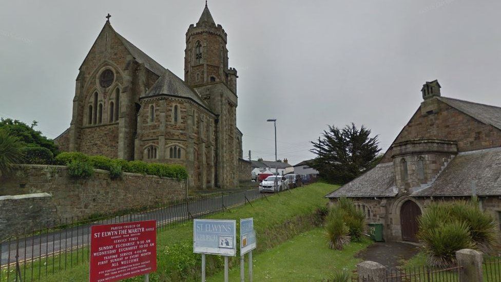 Silk poppies row in Hayle church 'shames' the town - BBC News