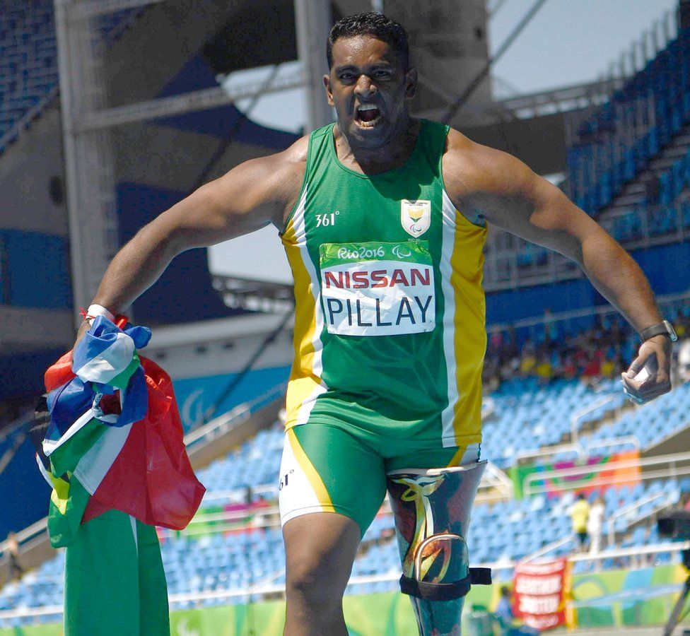 SA Paralympian Tyrone Pillay fury at airline over prosthesis - BBC News