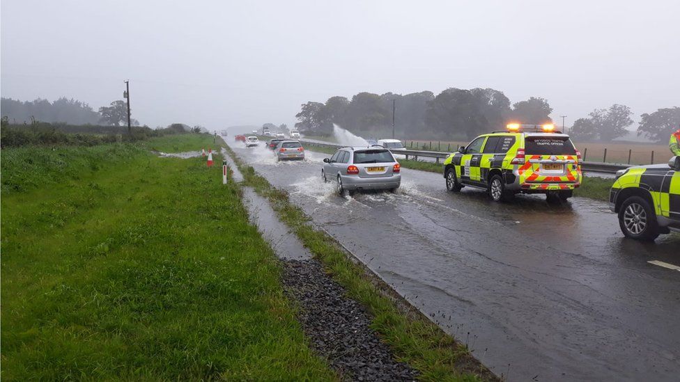 Llifogydd wrth i law trwm a gwyntoedd cryfion daro Cymru - BBC Cymru Fyw