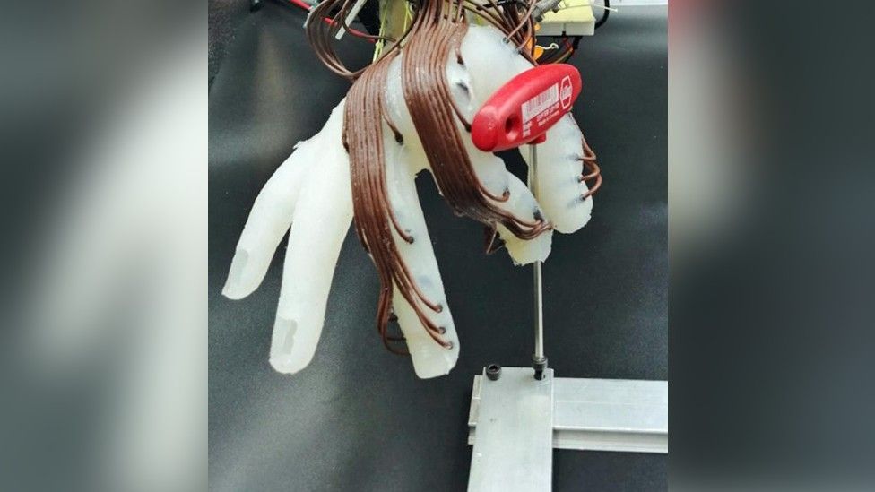 Cambridge University scientists create robotic hand able to hold ...