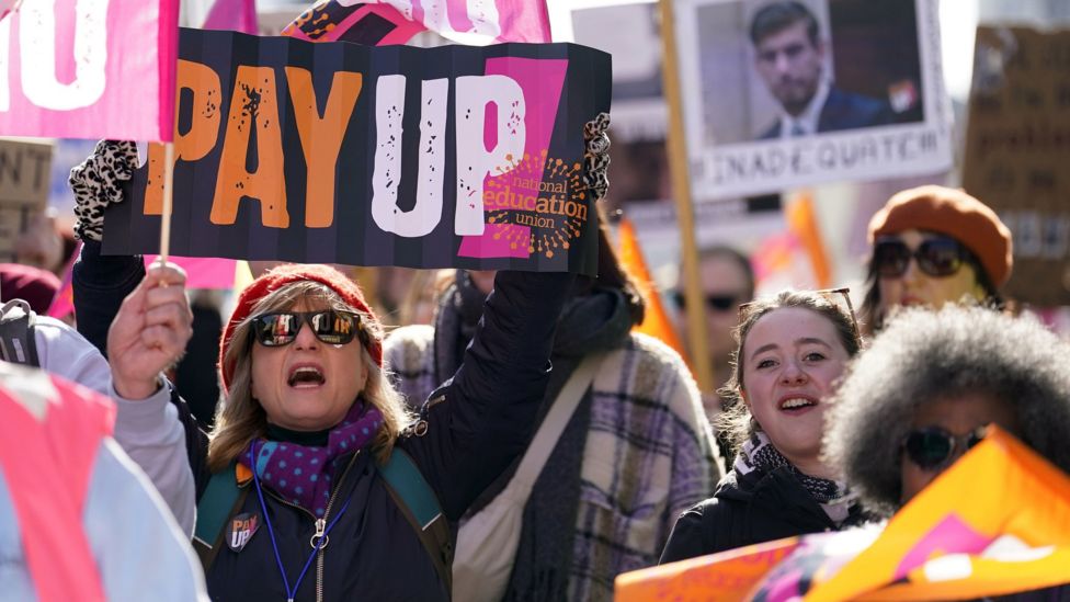 Teacher strikes: NASUWT members vote for strike action - BBC News