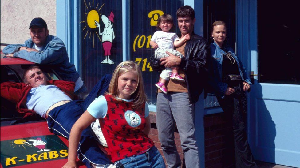 Rownd a Rownd yn gorfod addasu i ailddechrau ffilmio - BBC Cymru Fyw