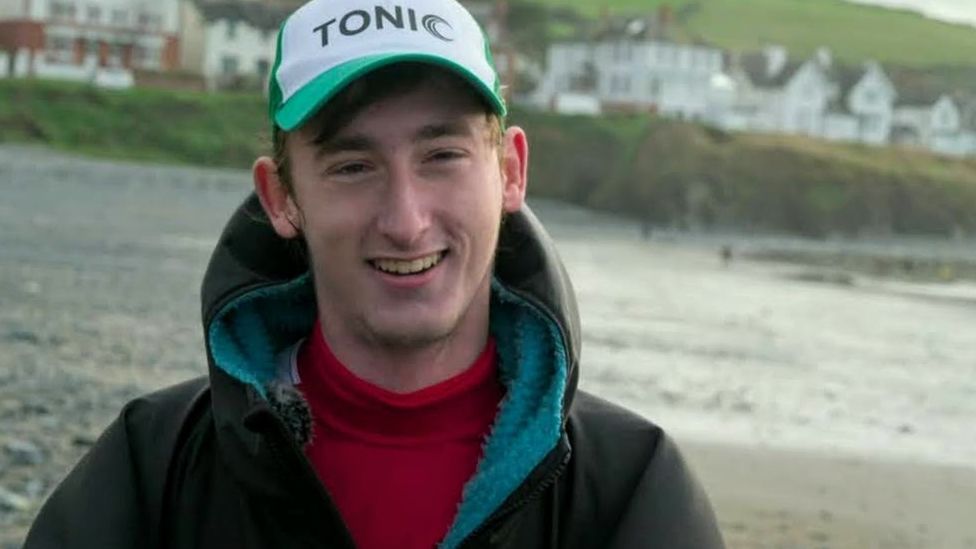 Prosiect Plant Mewn Angen 'wnaeth achub fy mywyd' - BBC Cymru Fyw