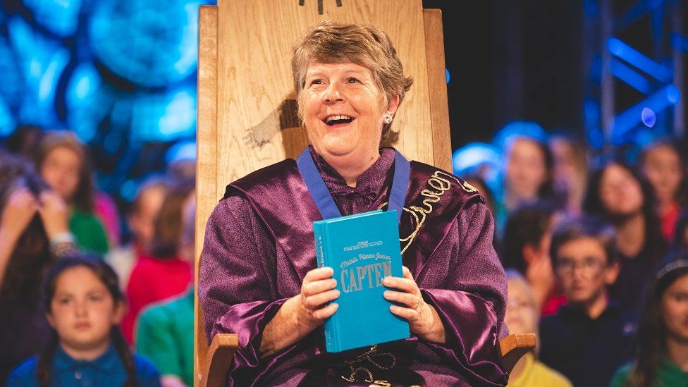 Meinir Pierce Jones yn ennill Gwobr Goffa Daniel Owen - BBC Cymru Fyw