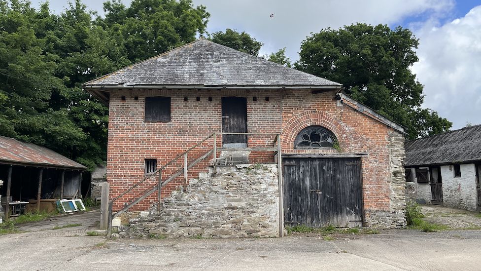 Bid for historic steam engine to return to Trewithin Estate - BBC News