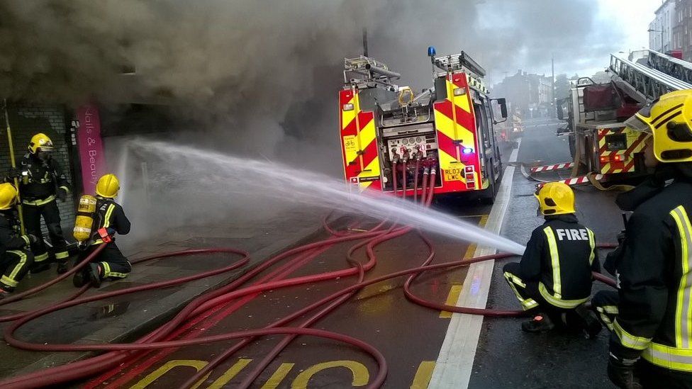 Finchley Road fire: Firefighters rescue 25 - BBC News
