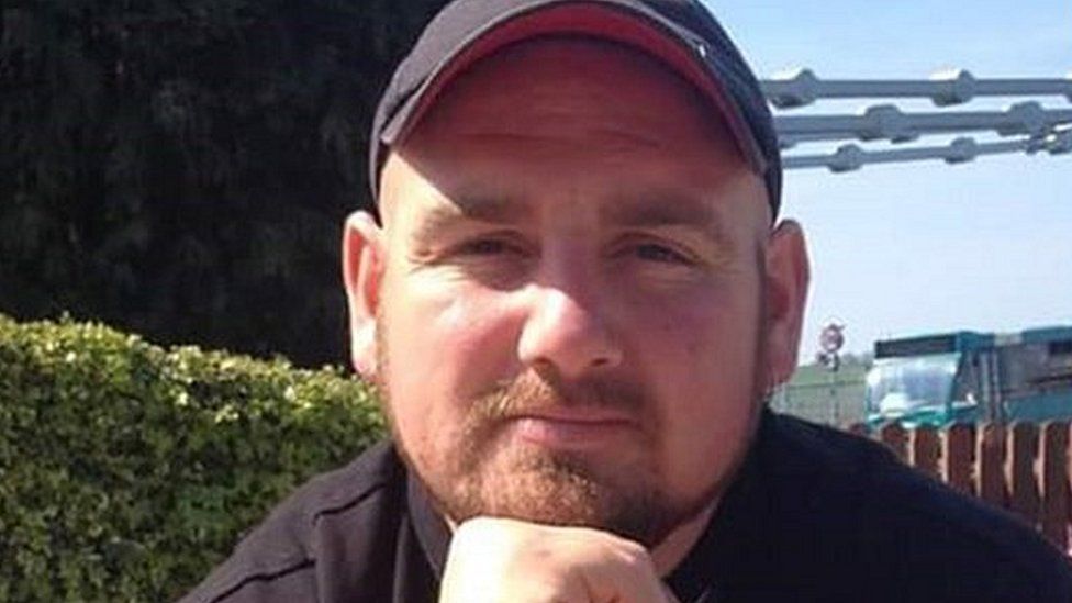 Seiclwr wedi marw yn dilyn gwrthdrawiad ger Porthaethwy - BBC Cymru Fyw