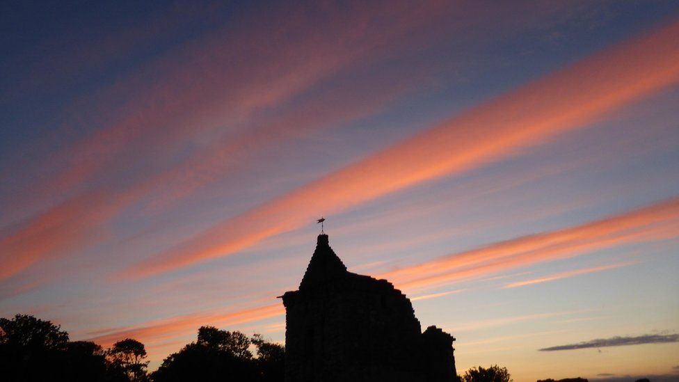 Your pictures: Stunning summer sunset swathes Scotland - BBC News