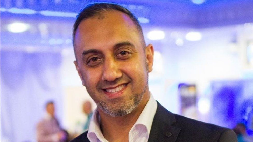 Labour councillor suspended in anti-Semitism investigation - BBC News