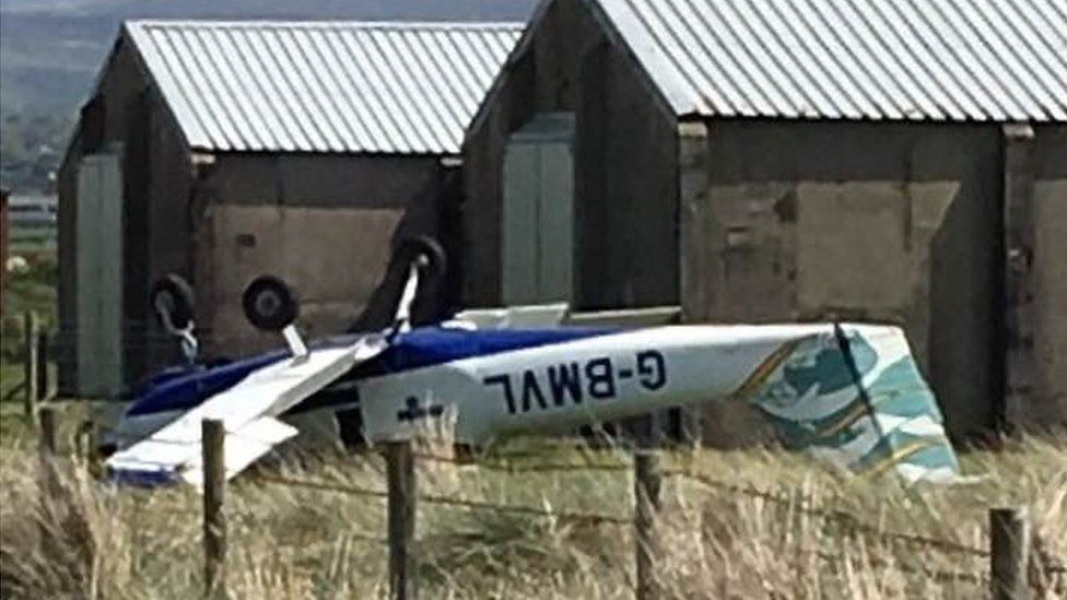 Dau wedi eu hanafu mewn damwain awyren - BBC Cymru Fyw