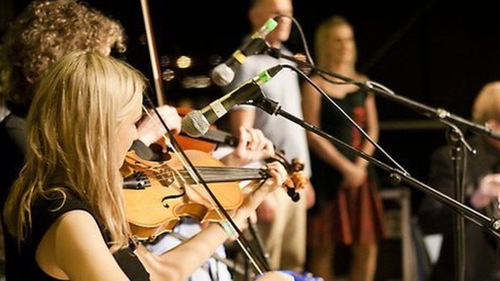 Fleadh Cheoil Dhoire: Derry showcase for Irish culture - BBC News