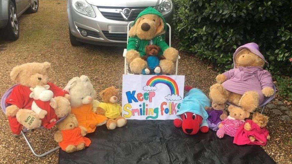 Neighbours donate to St Albans' 'stolen' teddy display - BBC News
